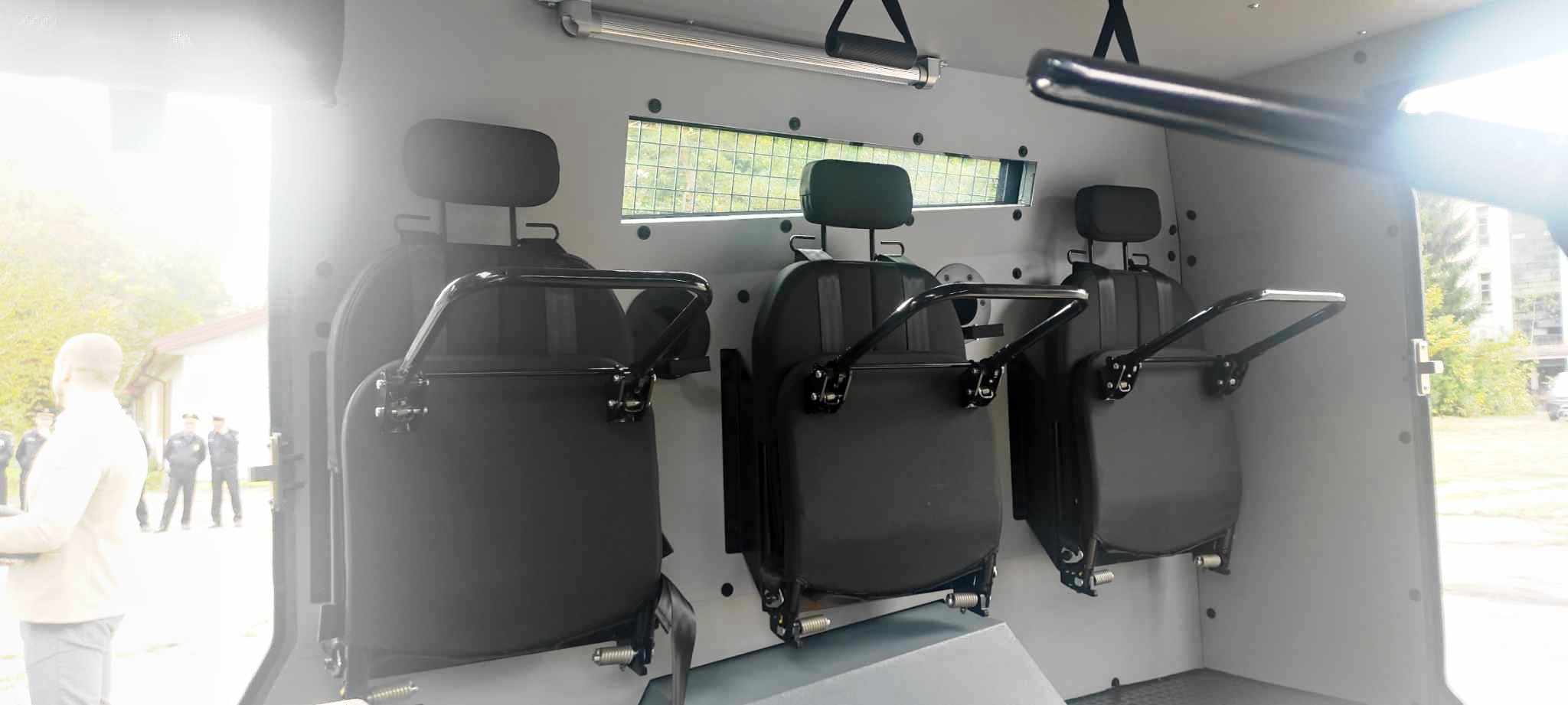 (FOTO) Prezentacija u Tuzli: Novi transporteri MUP-a TK mogu voziti 100 ...