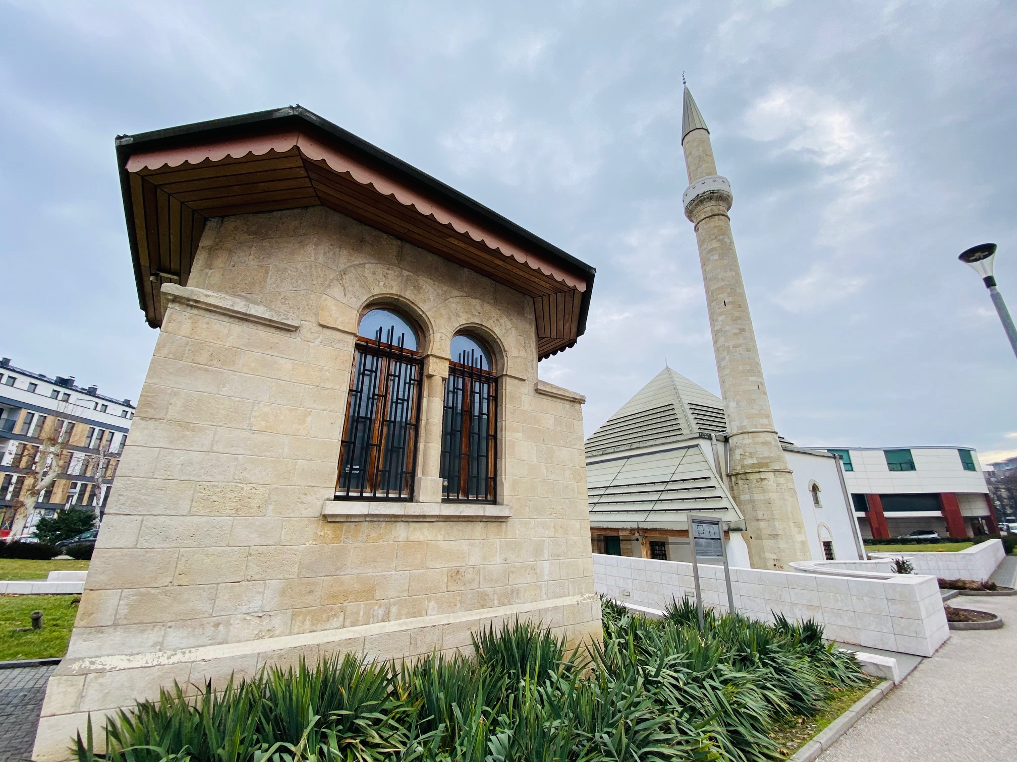 (FOTO) Turbe Turalibegove džamije u Tuzli: Zid mu je deblji od jednog ...