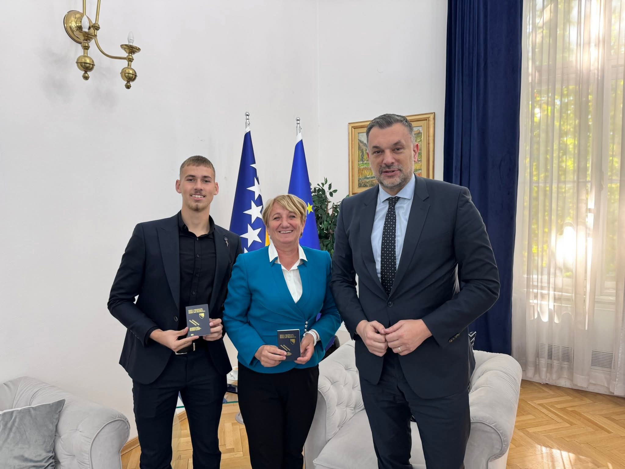 Bakir Musić i Kada Delić Selimović dobili diplomatske pasoše - balans.co.ba