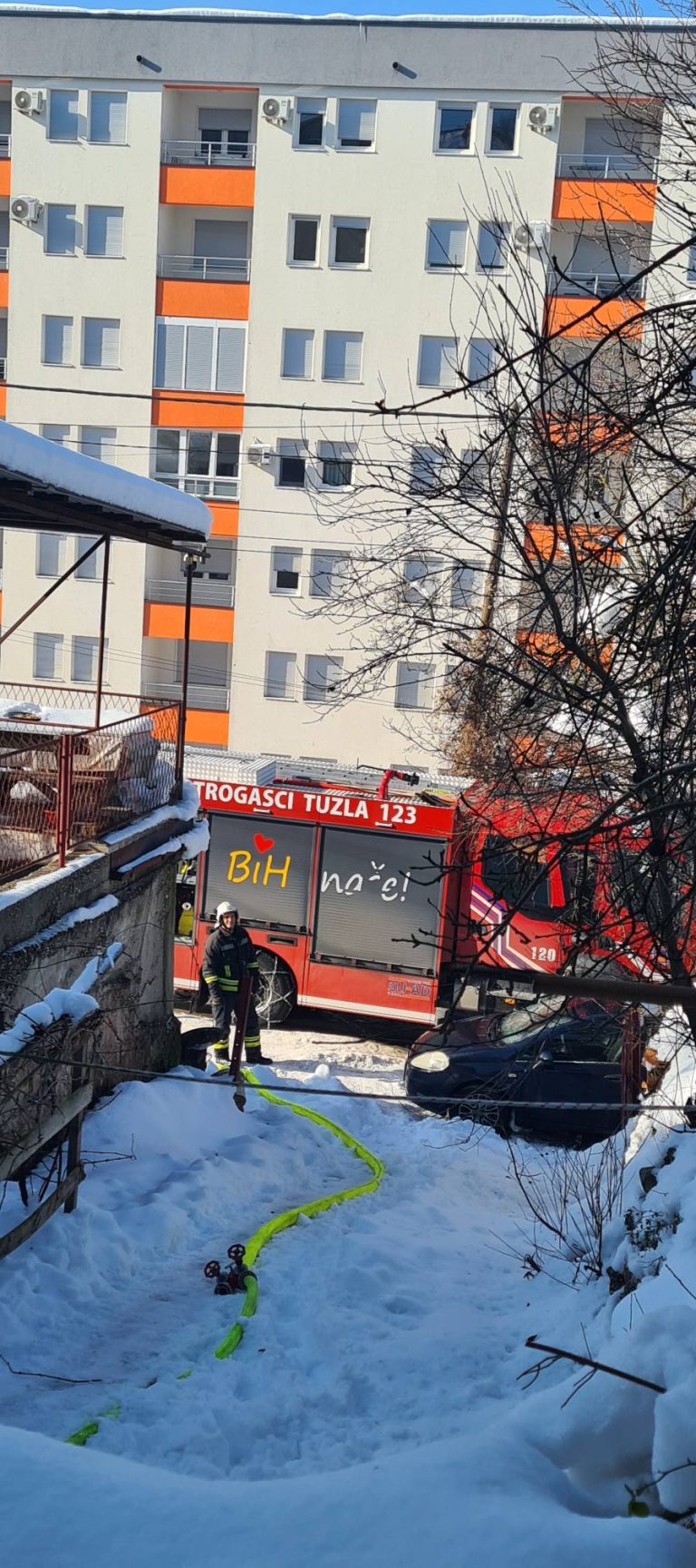 Požar u tuzlanskom naselju Mosnik: Na kući pričinjena materijalna šteta ...