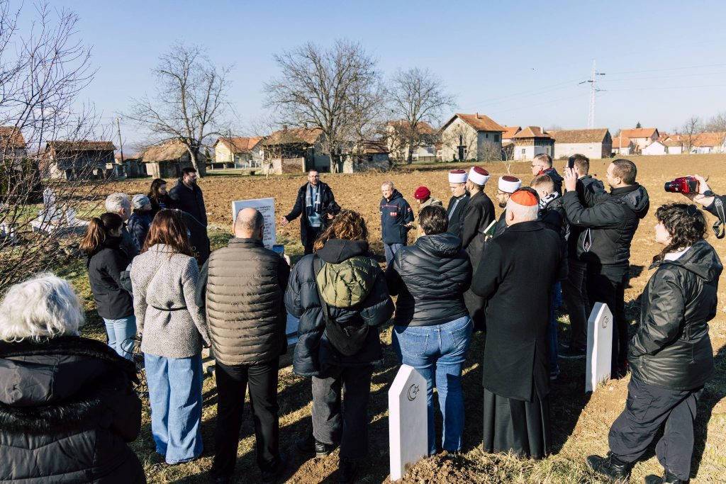 (FOTO) Dva spomenika u Loznici: Obilježeno 28 grobova izbjeglica i ...